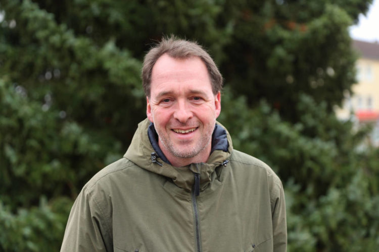 Engagiert gegen Rechtsextremismus: Mark Sauer mit dem Verdienstkreuz am ...